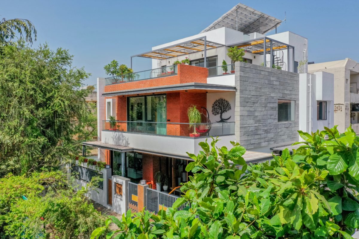 With Landscaped Courtyards & Expansive Openings, This House Emphasises ...