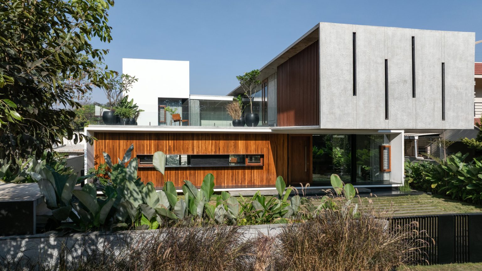 With Striking Cantilever Design, This House Blends Craft with Geometry ...