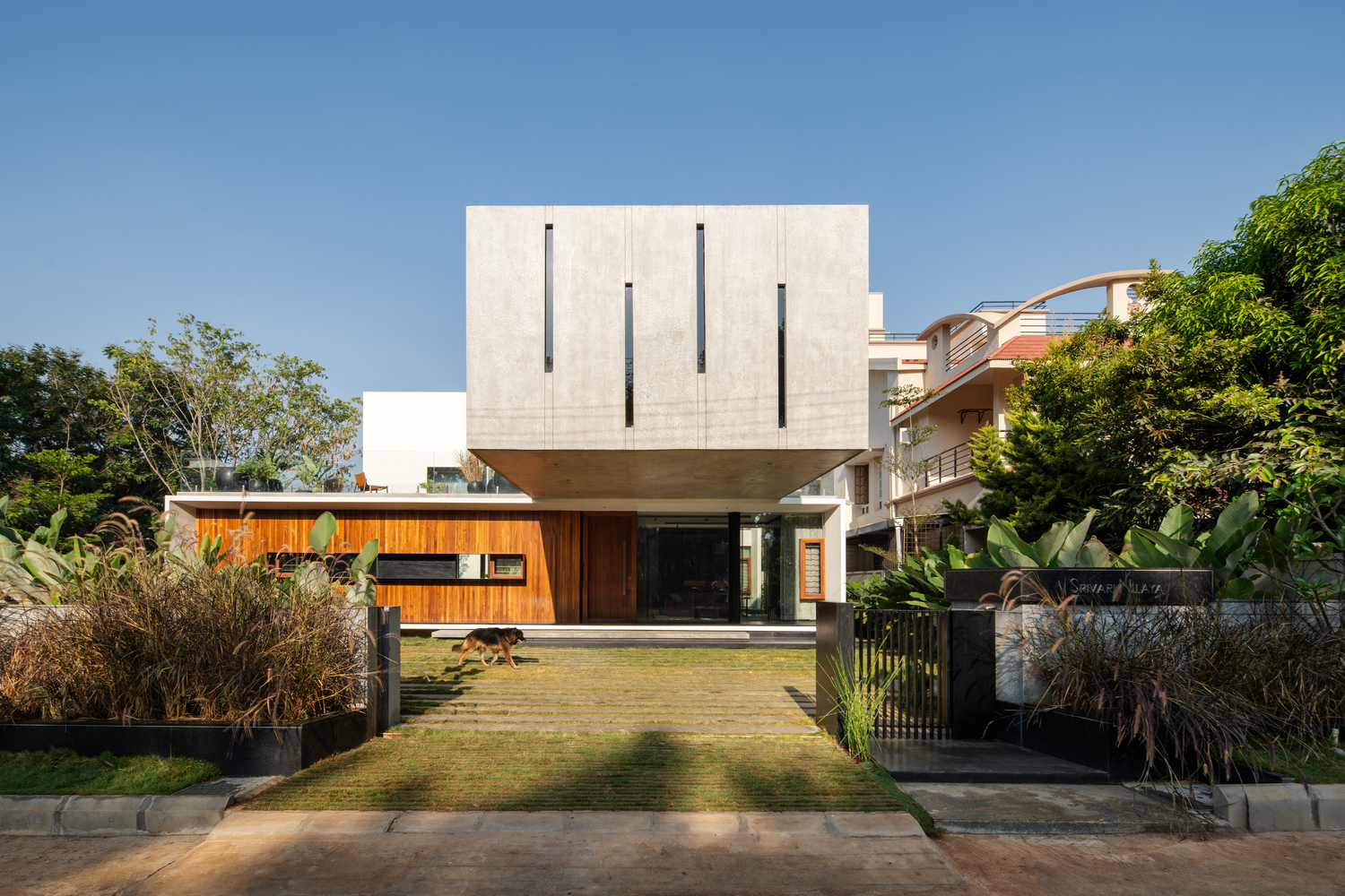 With Striking Cantilever Design, This House Blends Craft with Geometry ...