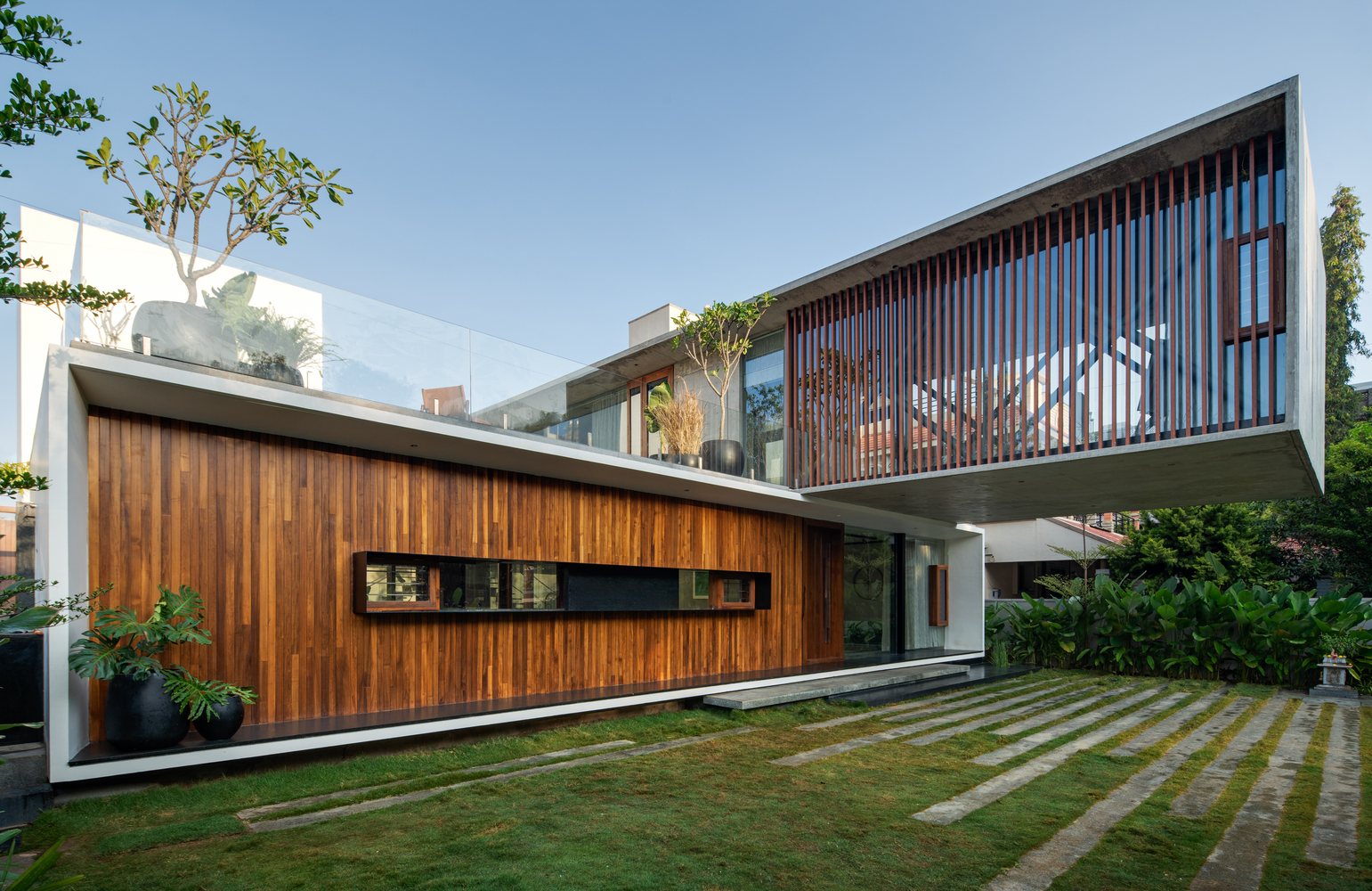With Striking Cantilever Design This House Blends Craft With Geometry