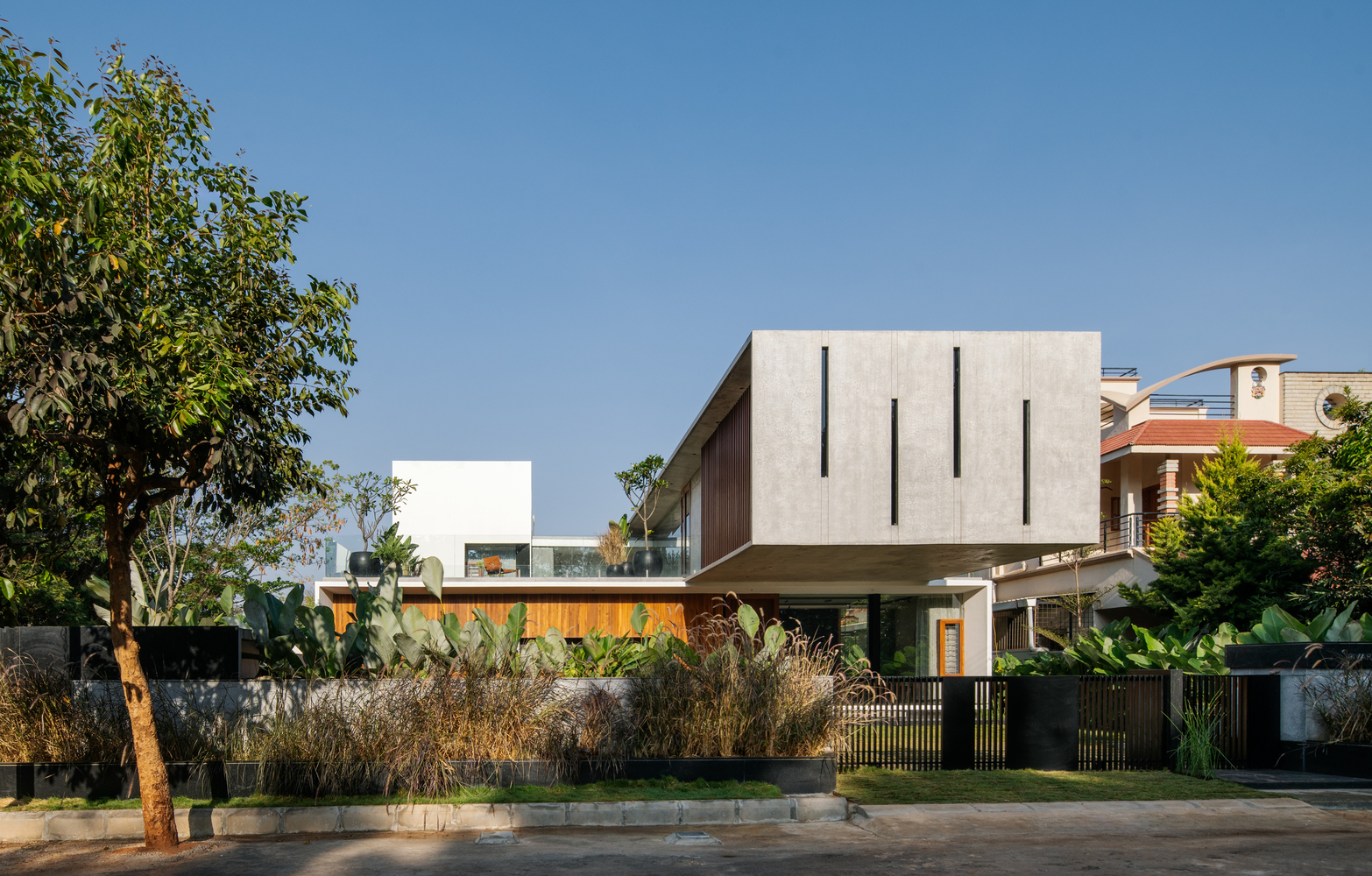 With Striking Cantilever Design, This House Blends Craft with Geometry ...