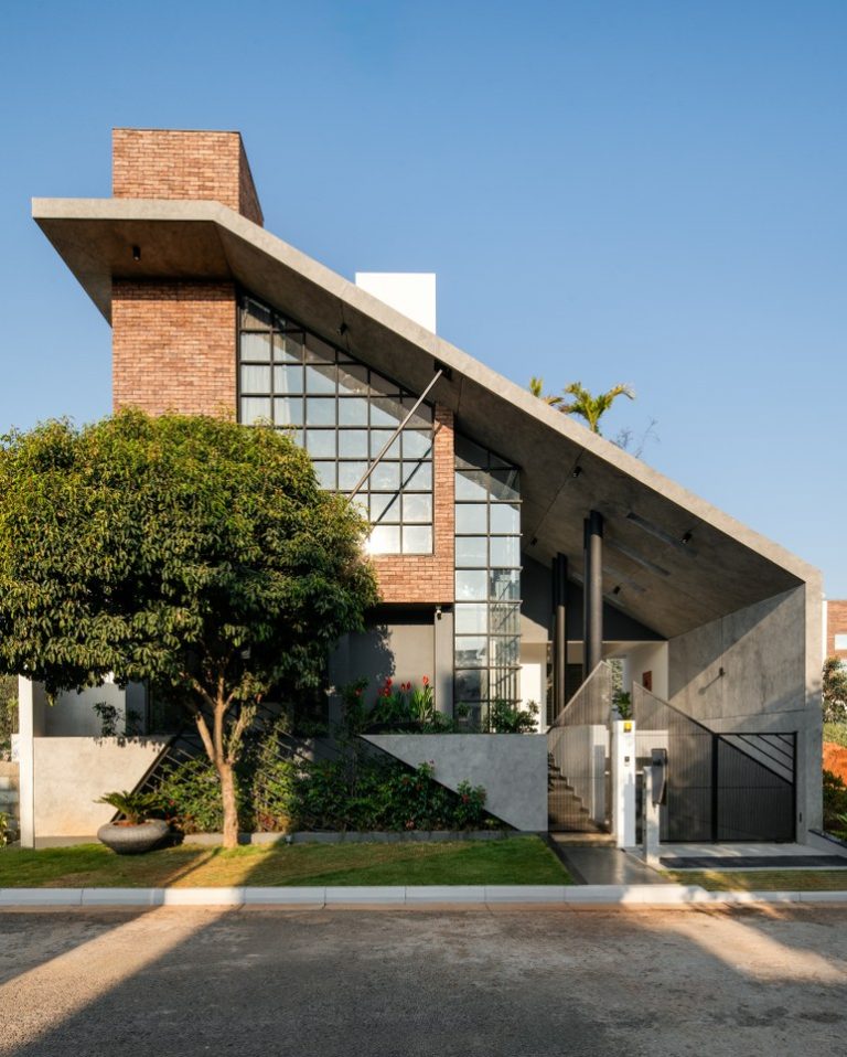 With a Sculptural Exposed Concrete Roof, This Home Accentuates Boldness ...
