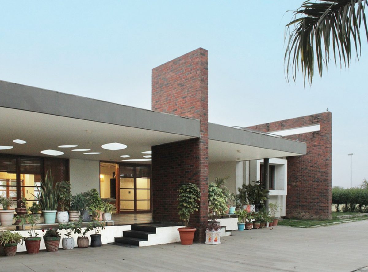 This Farmhouse Embraces Filler Slab Design with Terracotta Pots ...