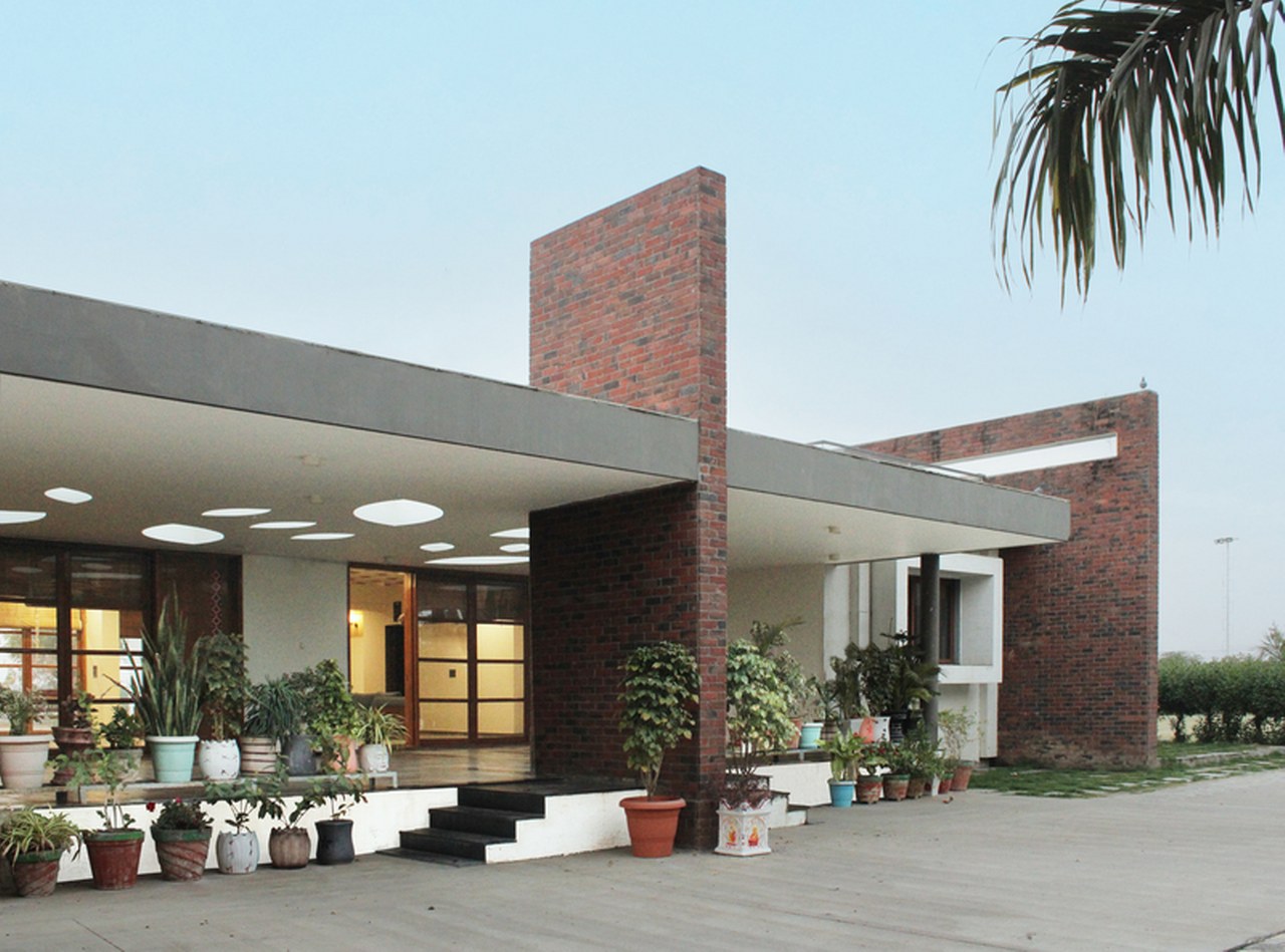This Farmhouse Embraces Filler Slab Design with Terracotta Pots ...