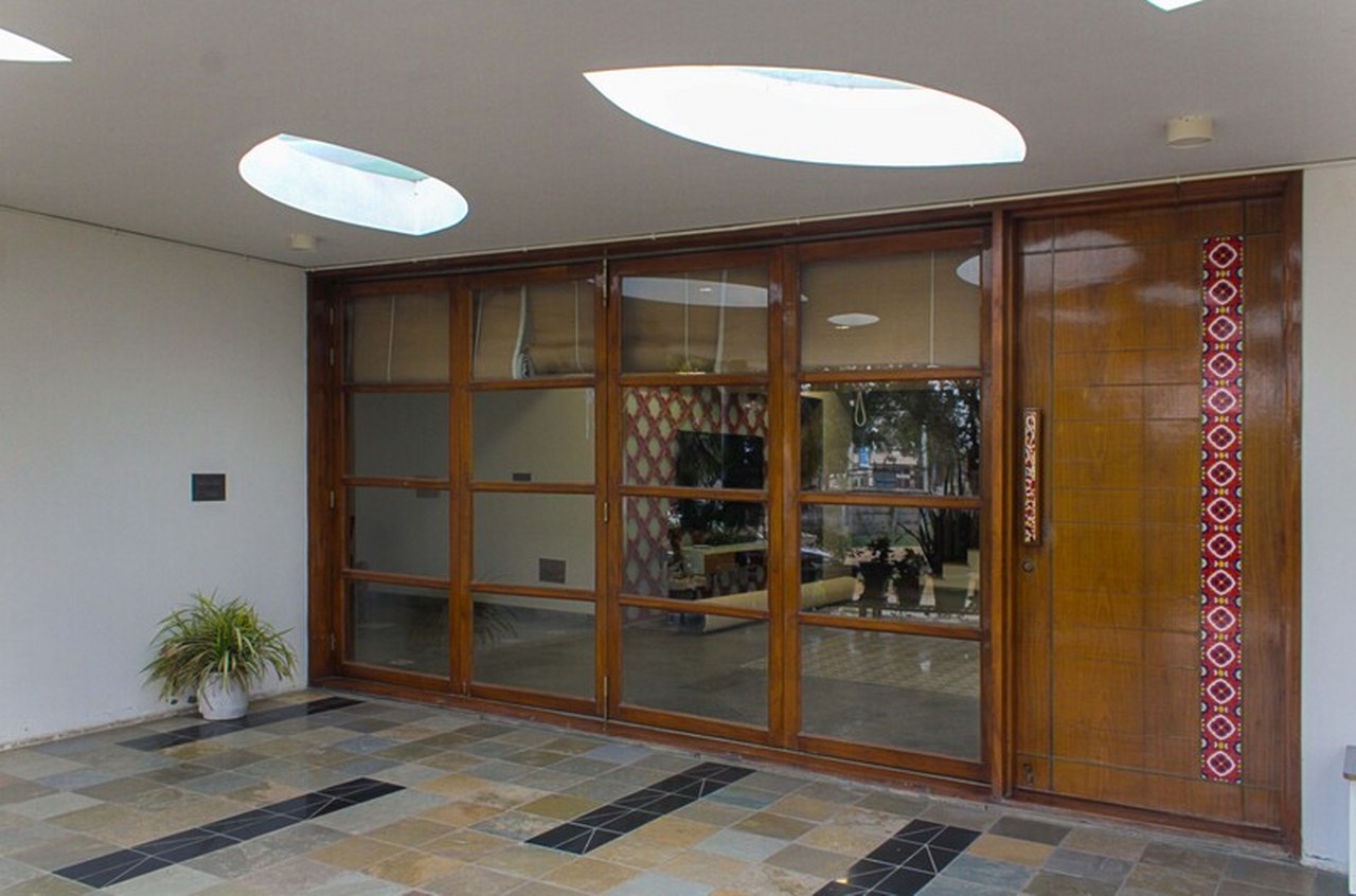 This Farmhouse Embraces Filler Slab Design with Terracotta Pots ...