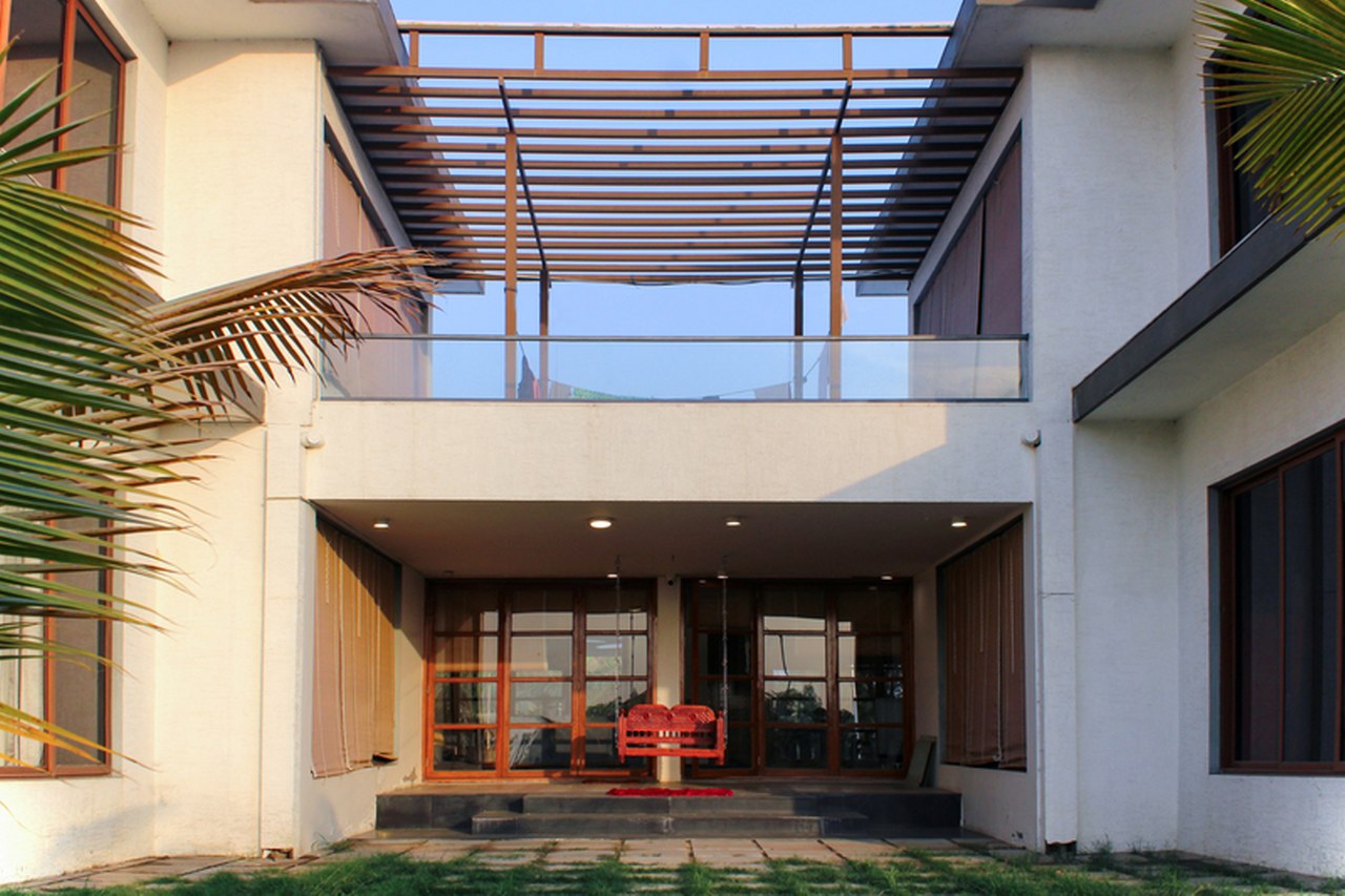 This Farmhouse Embraces Filler Slab Design with Terracotta Pots ...
