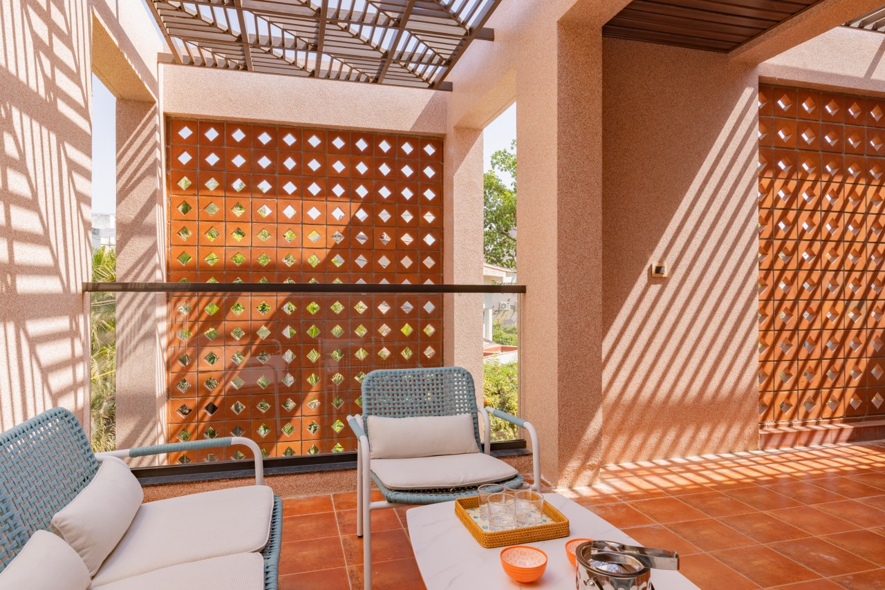 The Jaali Design in this Layered Home Exudes Earthiness | Pranav Patel ...
