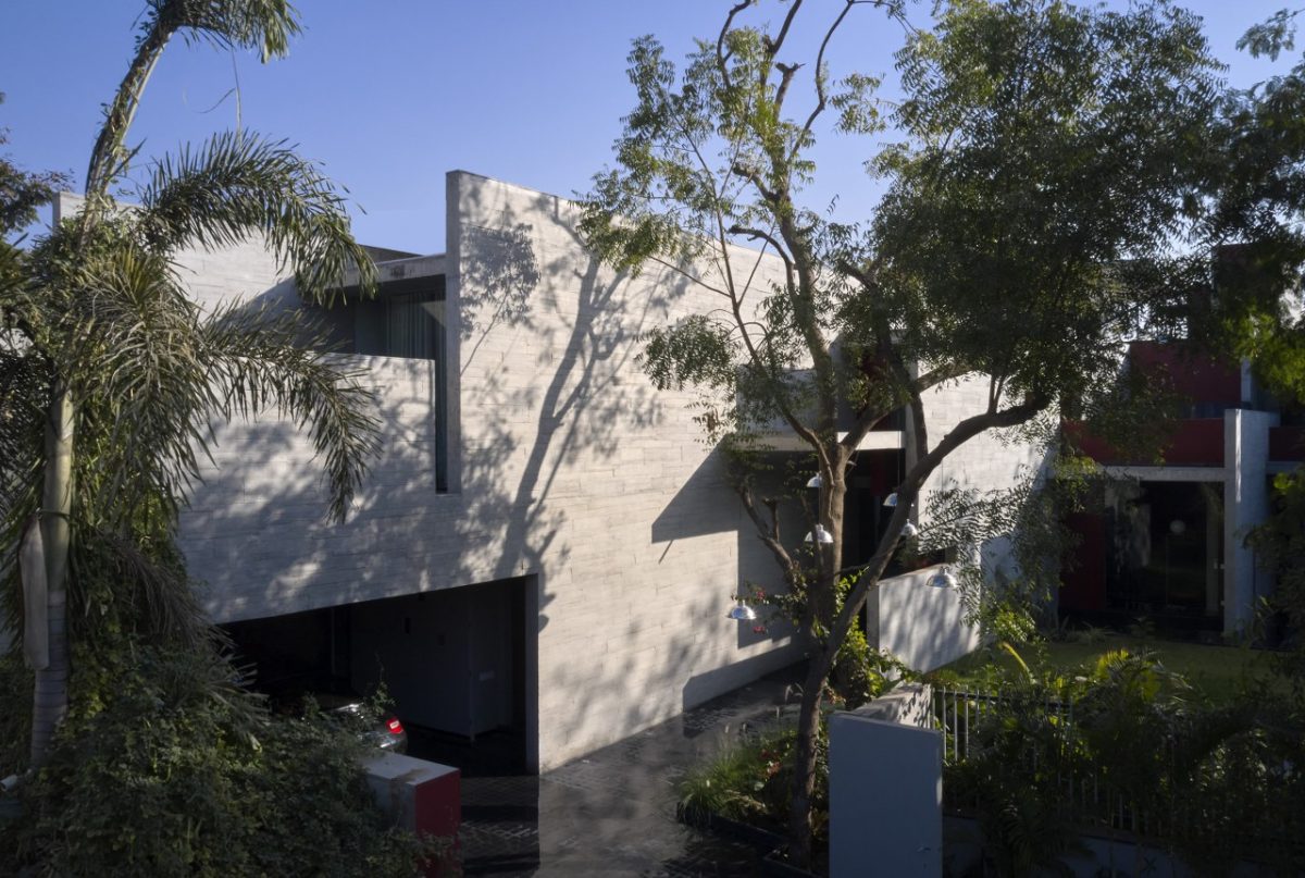Textured Concrete Comes Alive in This Bungalow to Create a Drama of ...