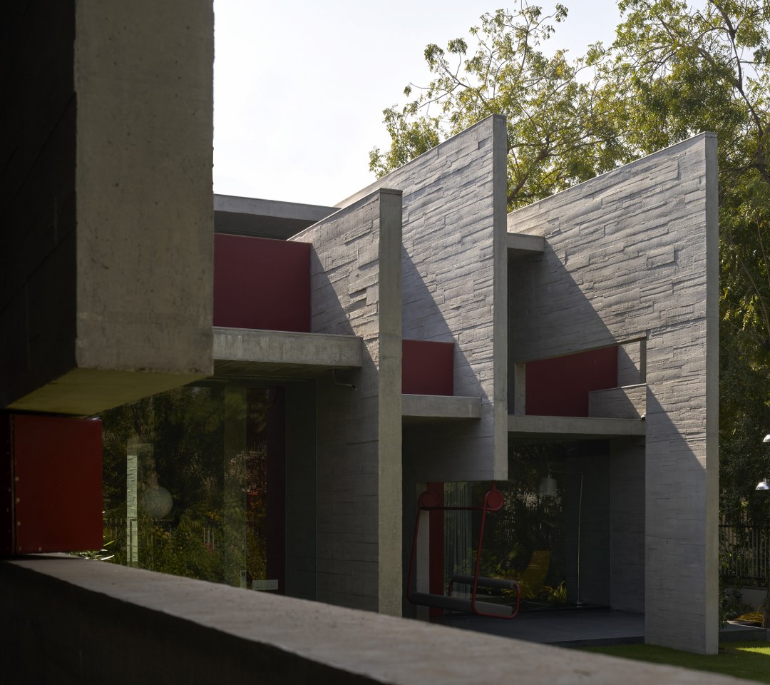 Textured Concrete Comes Alive in This Bungalow to Create a Drama of ...