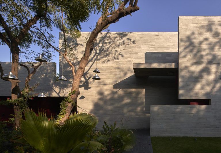 Textured Concrete Comes Alive in This Bungalow to Create a Drama of ...