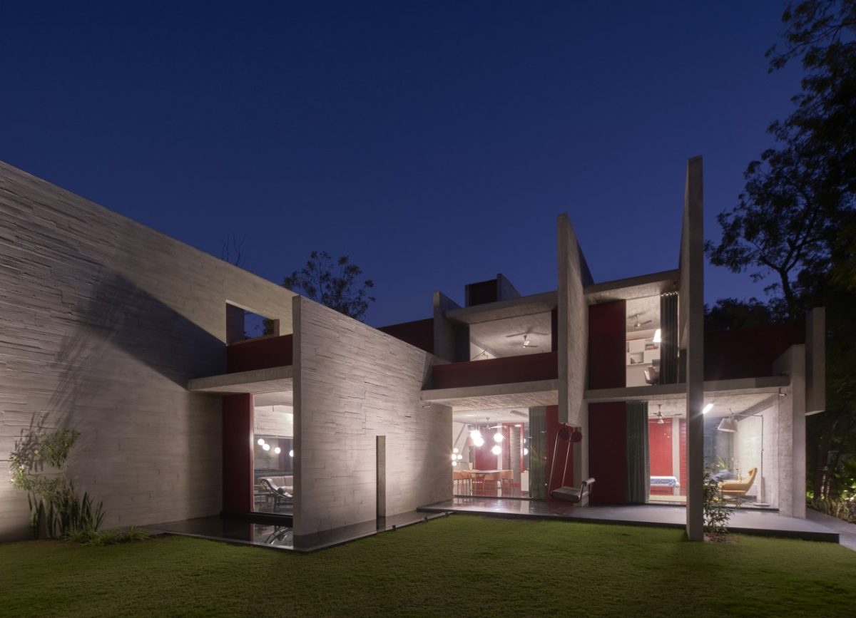 Textured Concrete Comes Alive in This Bungalow to Create a Drama of ...