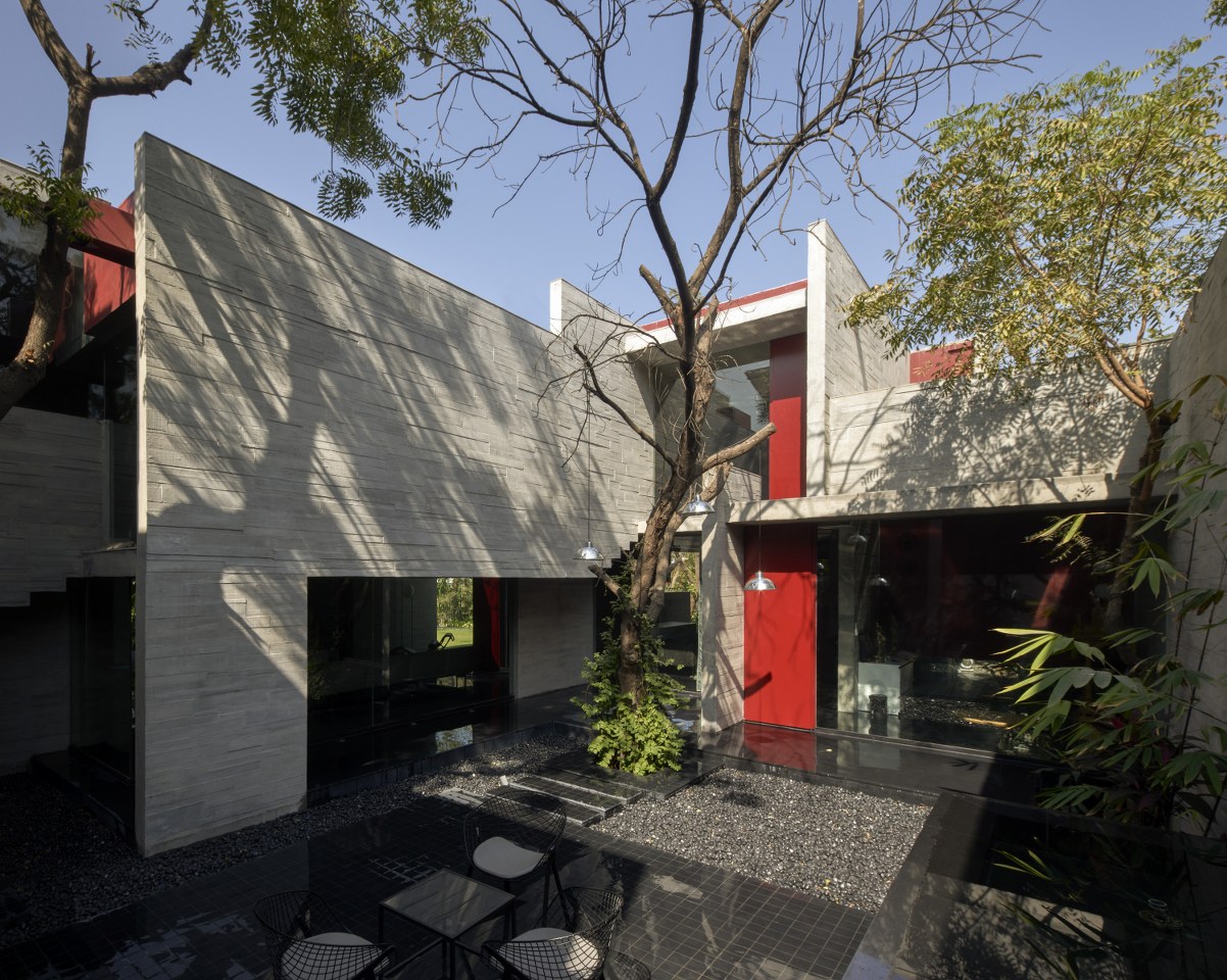 Textured Concrete Comes Alive in This Bungalow to Create a Drama of ...