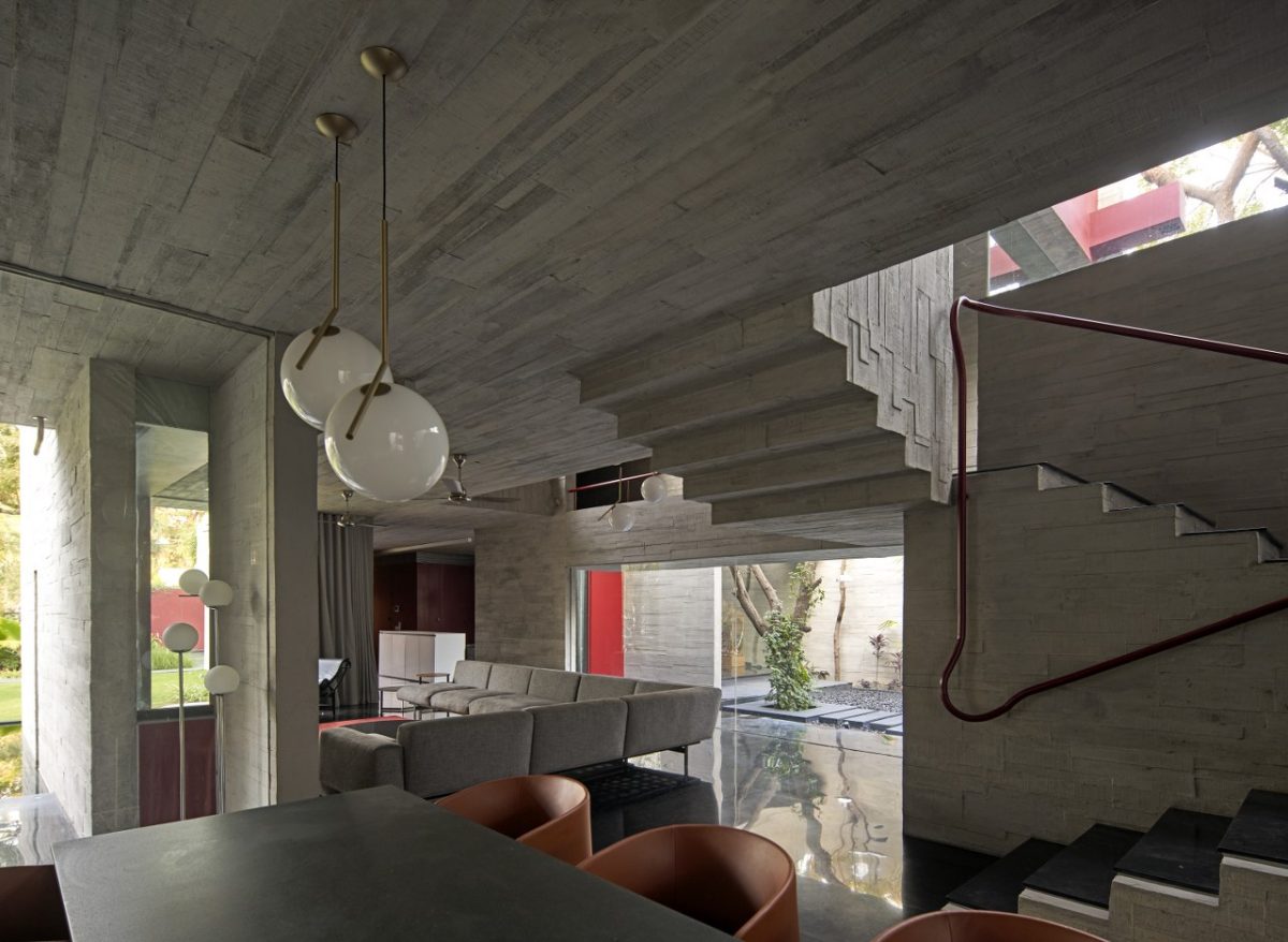 Textured Concrete Comes Alive in This Bungalow to Create a Drama of ...