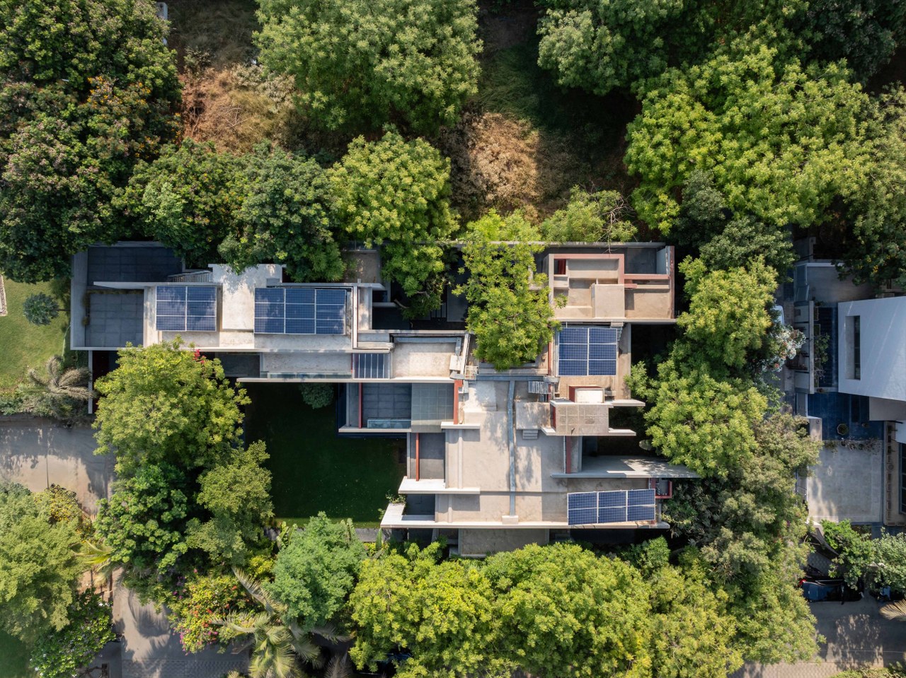 Textured Concrete Comes Alive in This Bungalow to Create a Drama of ...