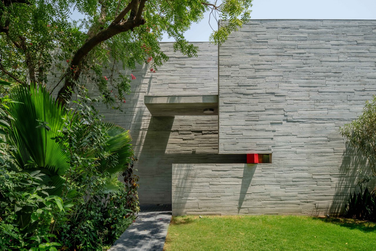 Textured Concrete Comes Alive in This Bungalow to Create a Drama of ...