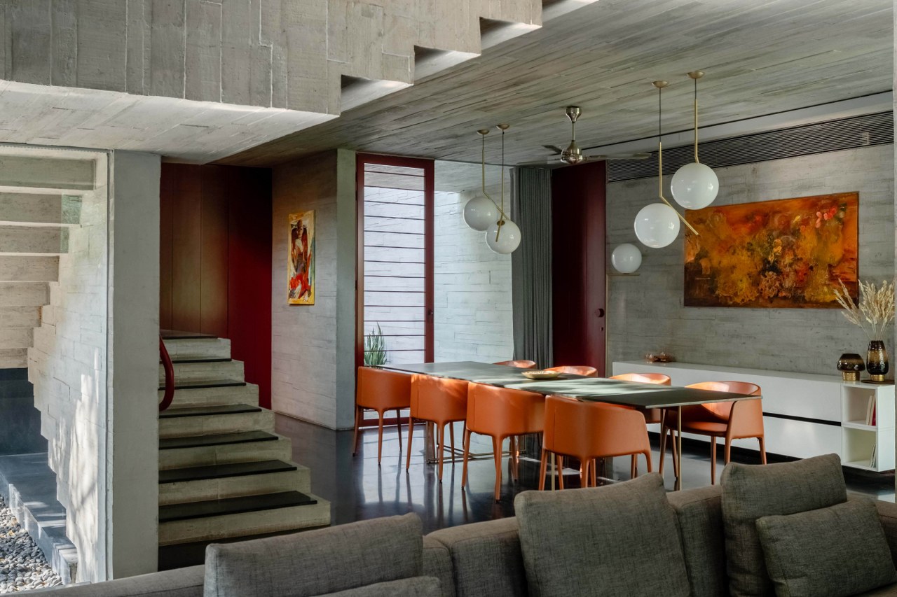 Textured Concrete Comes Alive in This Bungalow to Create a Drama of ...