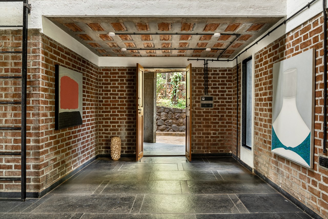 An Artists' Home Perfectly Coexists With Its Surrounding Natural ...
