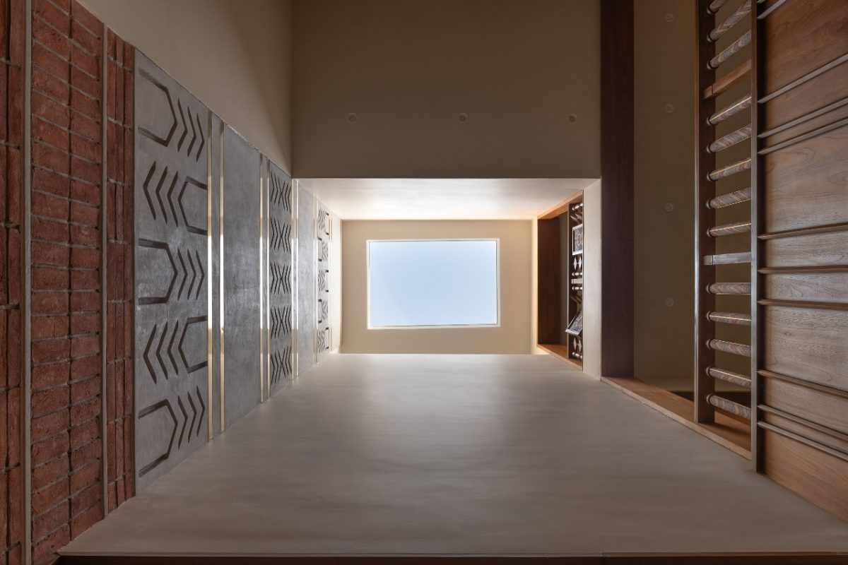A Central Courtyard Brings Ample Daylight In This Urban 2,000 sq. ft ...