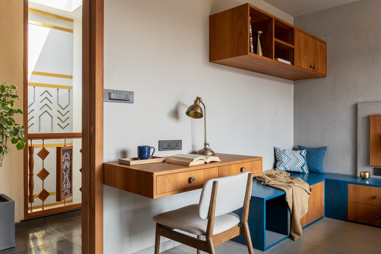 A Central Courtyard Brings Ample Daylight In This Urban 2,000 sq. ft ...