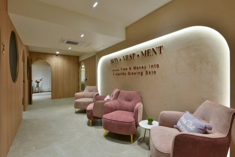 Natural Textures Adorn This Clinic's Modern Design and Wabi Sabi ...