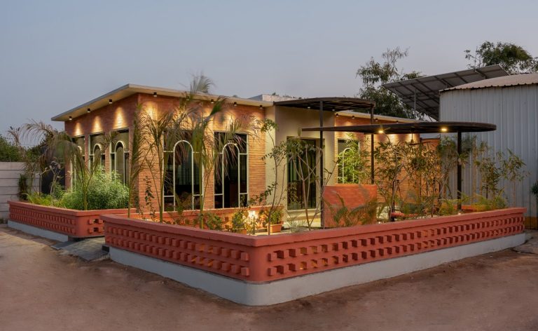 Raw Design And Refined Craftsmanship Blend In This Harmonious Office ...