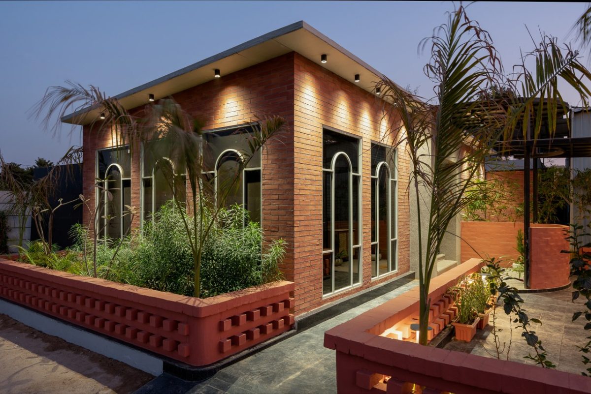 Raw Design And Refined Craftsmanship Blend In This Harmonious Office ...