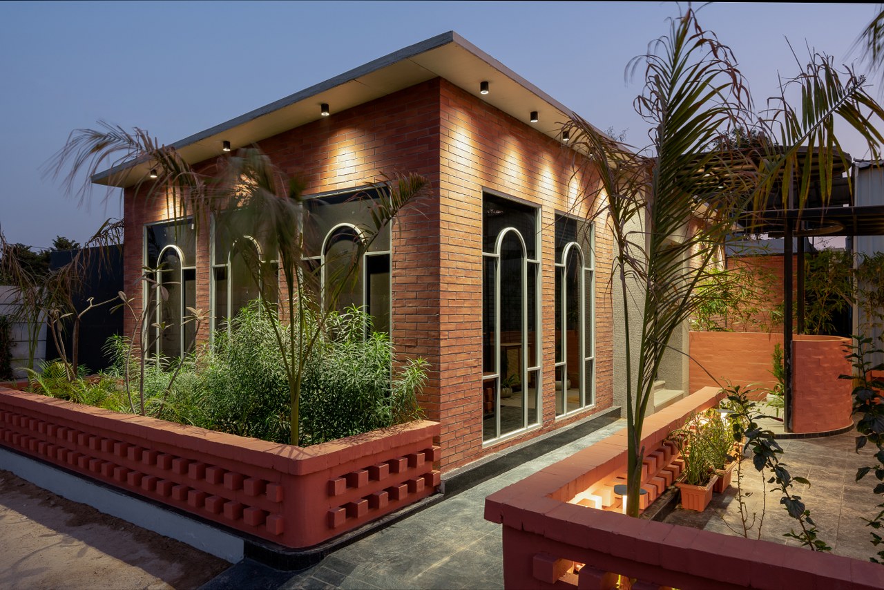 Raw Design And Refined Craftsmanship Blend In This Harmonious Office ...