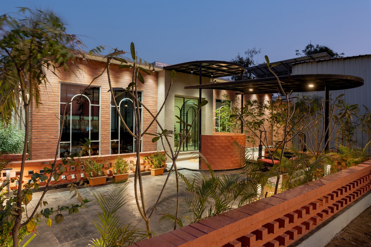 Raw Design And Refined Craftsmanship Blend In This Harmonious Office ...