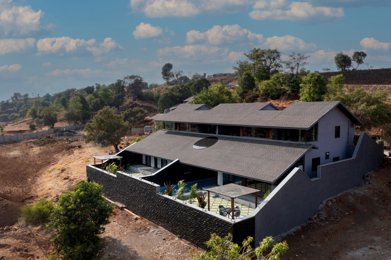 This Sloping Roof Home in The Sahyadri's Sits Harmoniously With Nature ...