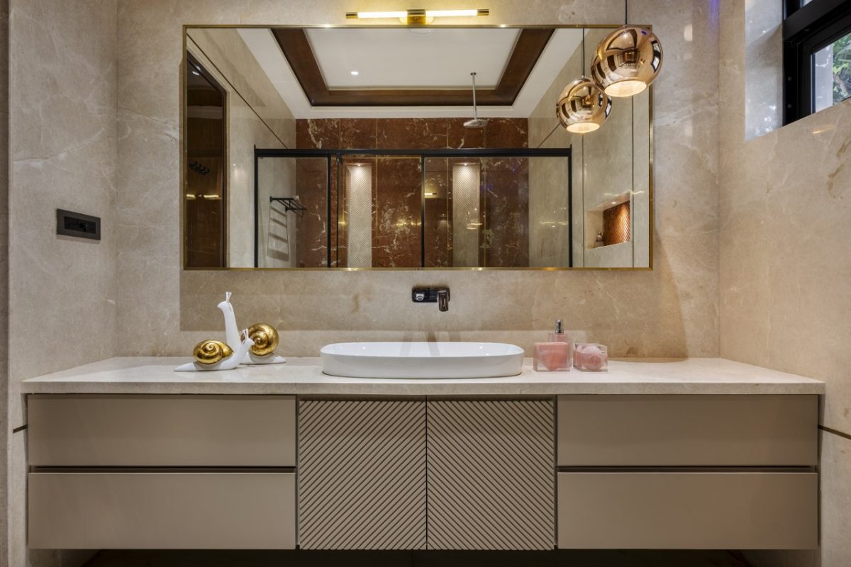 Ivory Colour Interiors In This Courtyard Residence Makes It An ...