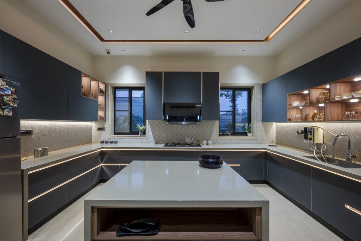 Ivory Colour Interiors In This Courtyard Residence Makes It An ...