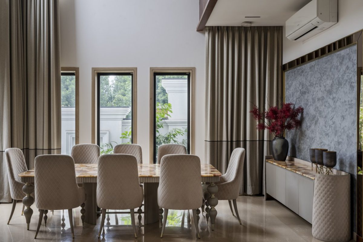 Ivory Colour Interiors In This Courtyard Residence Makes It An ...