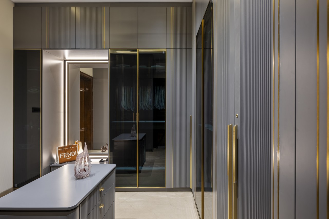 Ivory Colour Interiors In This Courtyard Residence Makes It An ...