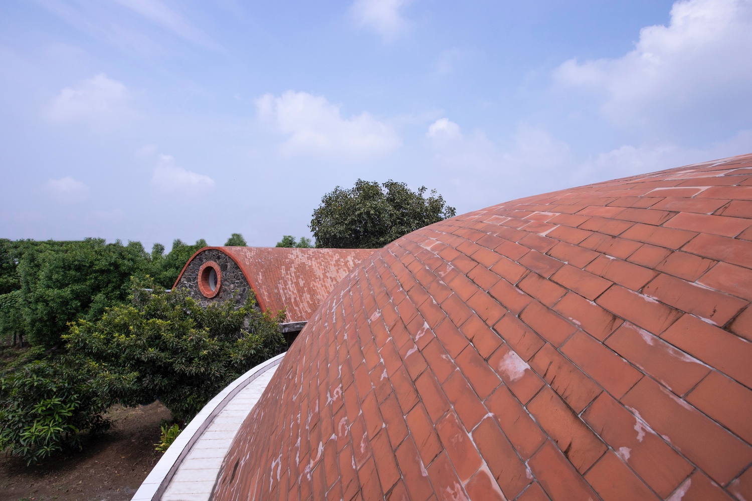 This Weekend Retreat Has A Vaulted Roof Flowing Through The Site ...