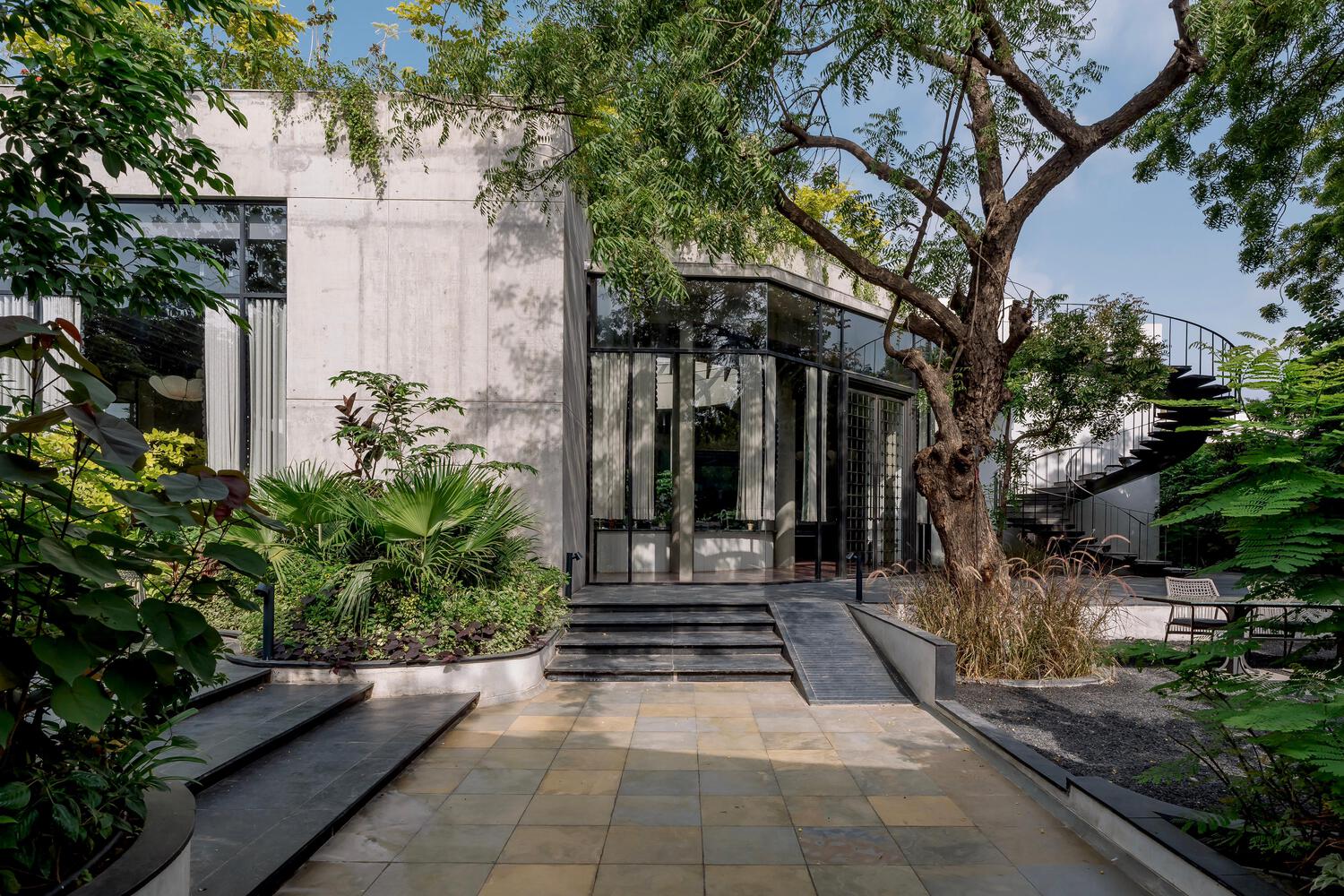 This Pizzeria With Lush Landscape Blossoms Into A Soulful Retreat ...