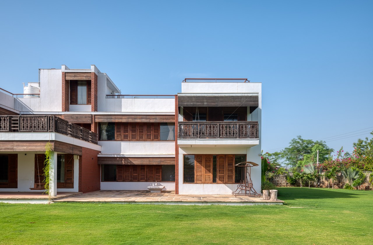Raw Materials Combine With Modern Living In This Ahmedabad Residence ...