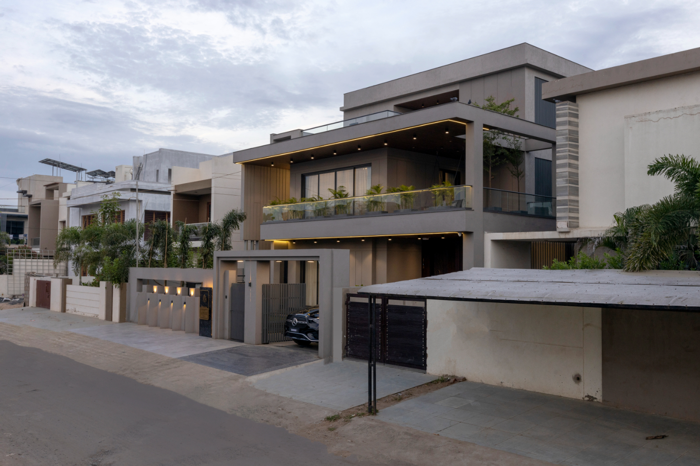 This Linear Home Is A Composition of Geometry, Light, and Tranquility ...