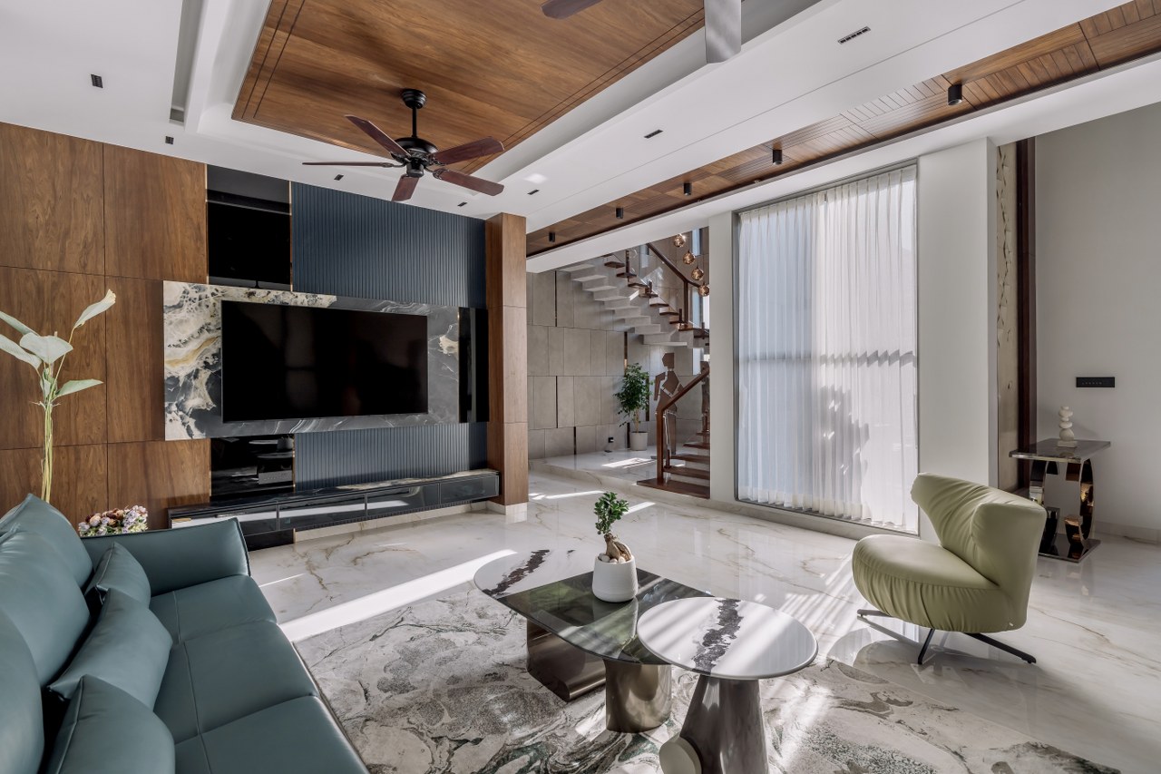 This West-Facing Home Exemplifies Sophisticated Residential Design ...