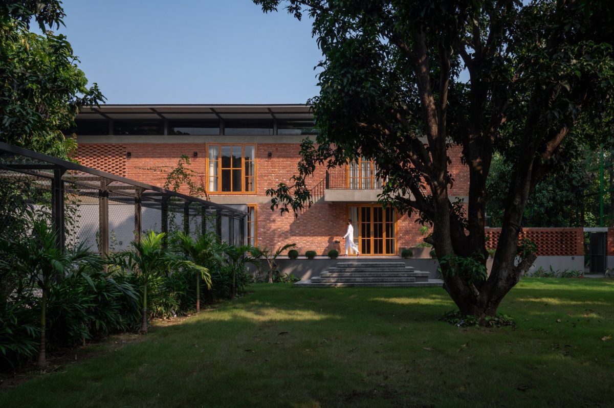 This Brick Farmhouse Is An Unwritten Dialogue Between Architecture ...