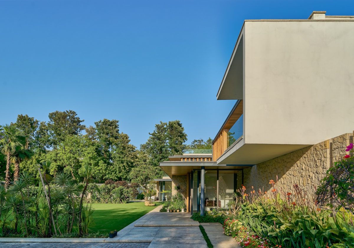 Inspired By The Prairie House, This Patio House Is Designed Around 2 ...