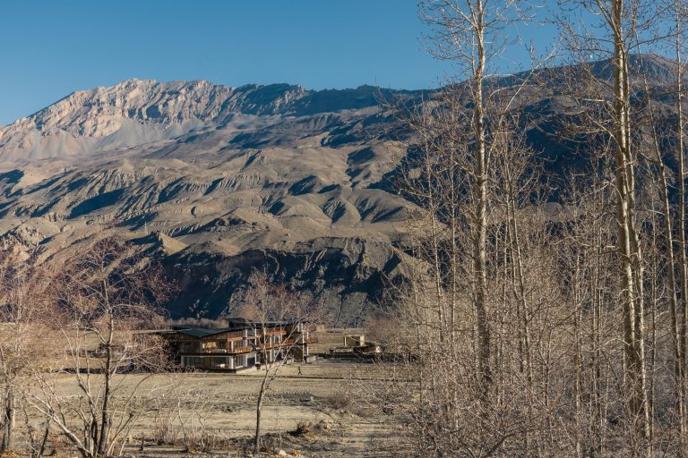 The Vernacular Construction Of This Retreat Has A Deep Bond With Earth ...