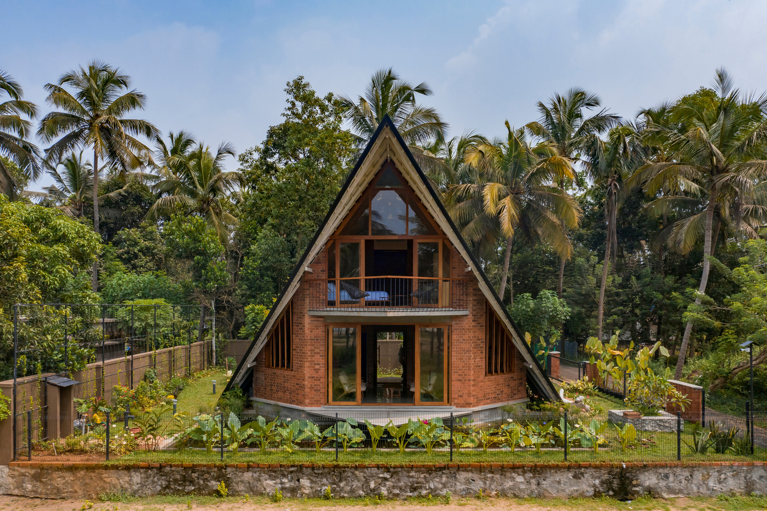 This Seaside Cottage Is Shaped By The Site Conditions Around It ...