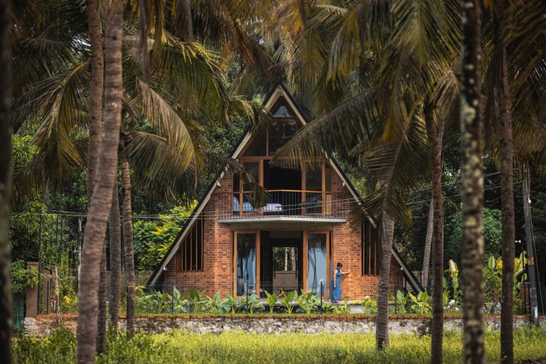 This Seaside Cottage Is Shaped By The Site Conditions Around It ...